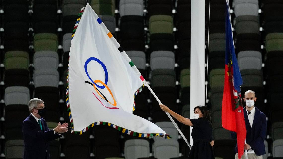 Mayor Hidalgo brought the Olympic flag to Paris | Mayors of Europe